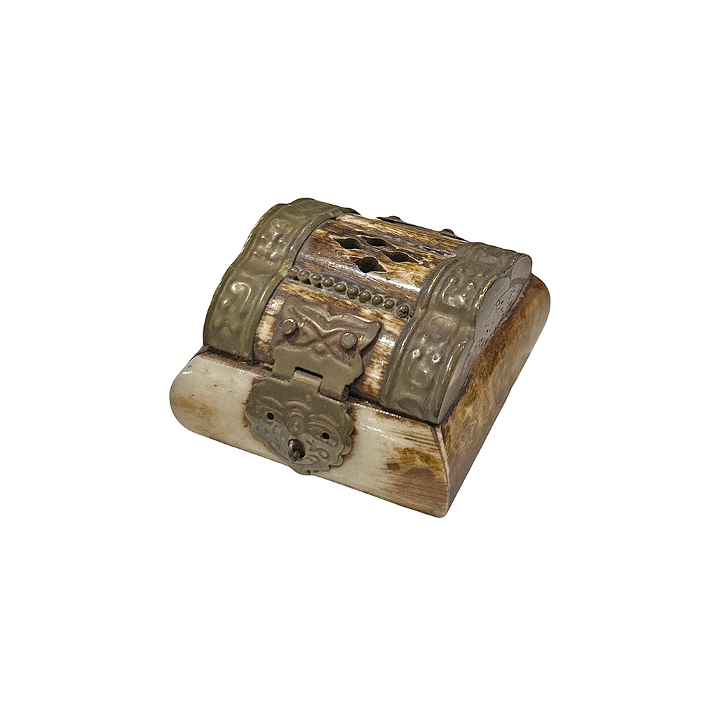 SQUARE HORN SNUFF / PILL BOX WITH HINGED LID WITH BRASS FRAME AND CLASP ...