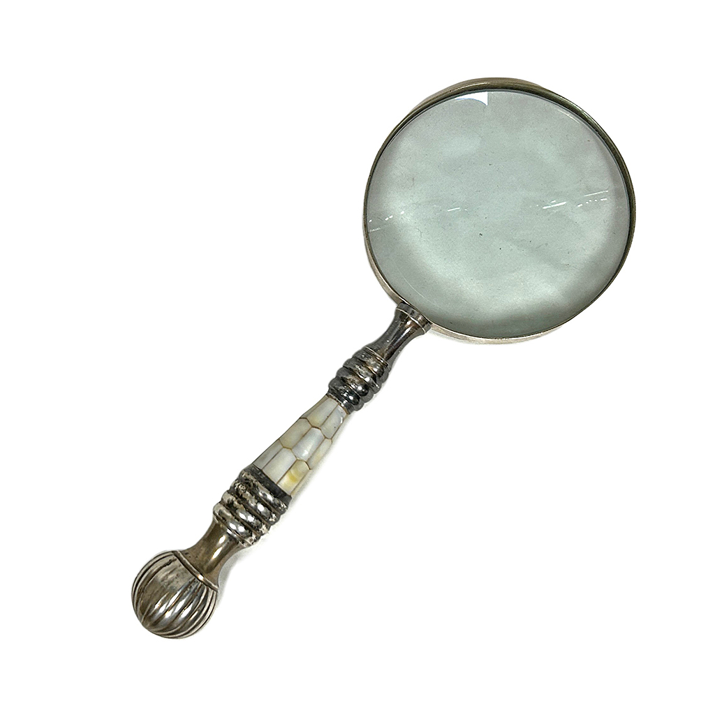 SILVER AND MOTHER OF PEARL HANDLE MAGNIFYING GLASS 25 CM LONG - Prop ...